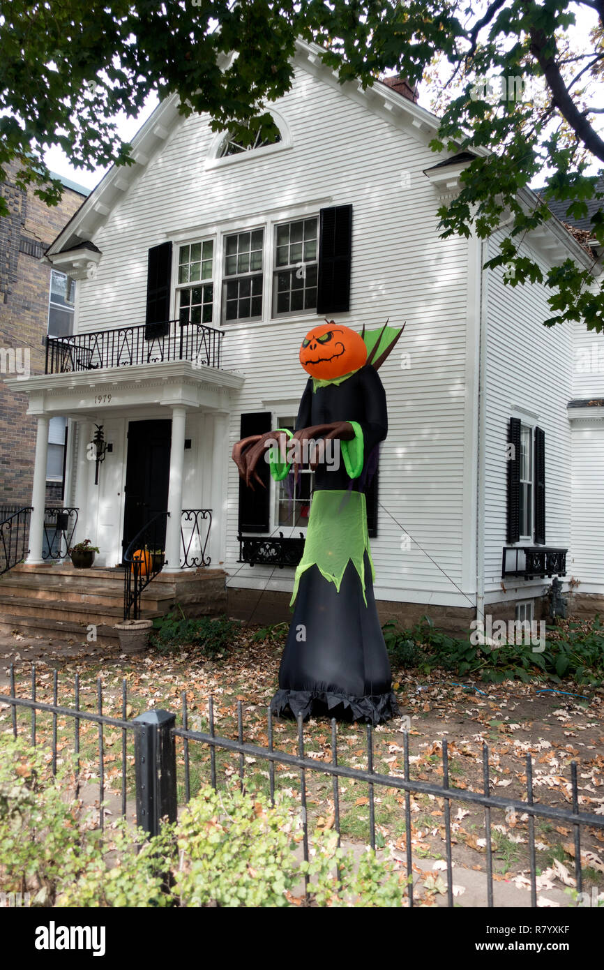 Ten foot tall Inflatable Gemmy Lights spooky pumpkin reaper. St Paul ...
