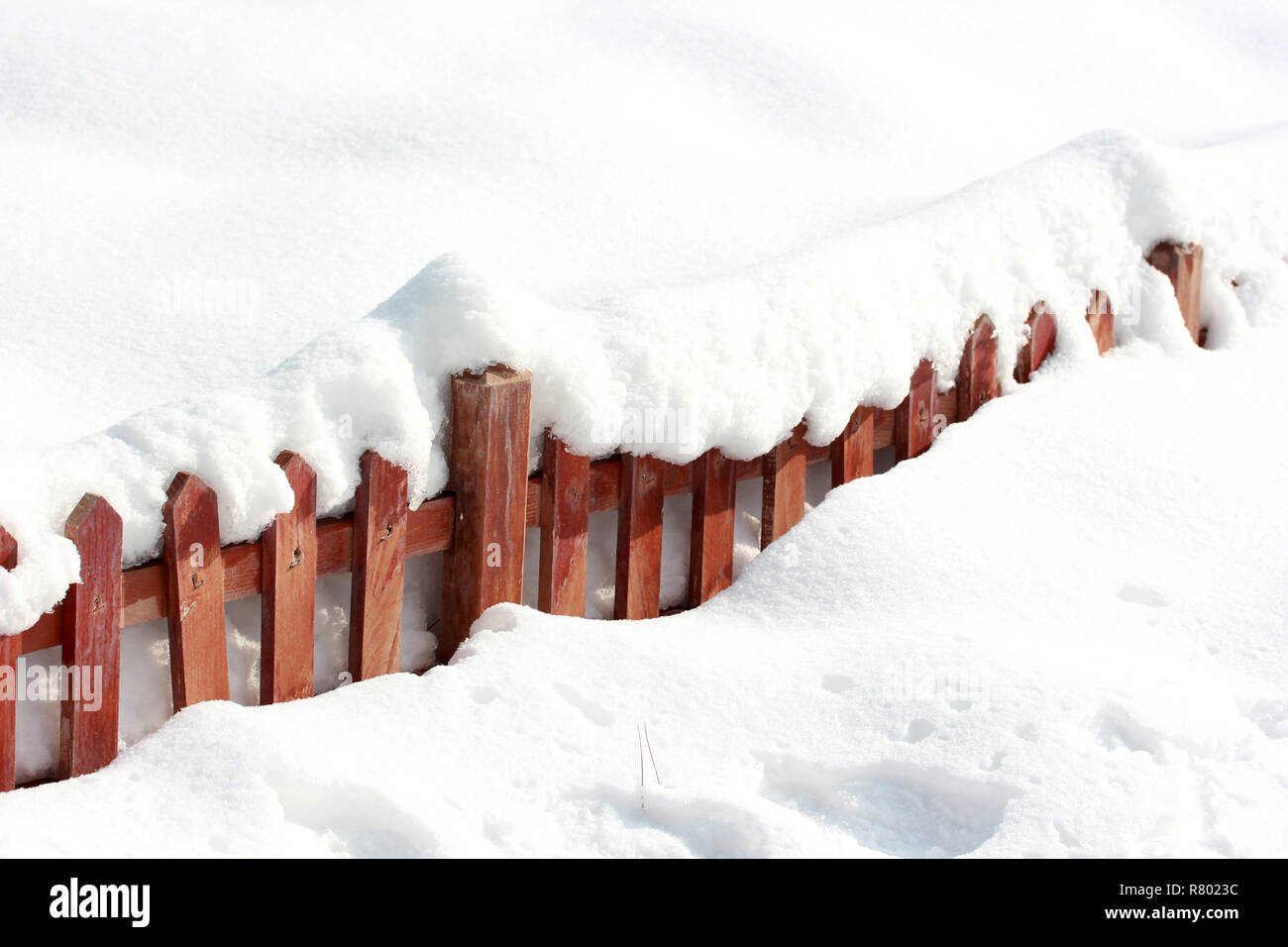 snow covered wood fence Stock Photo - Alamy