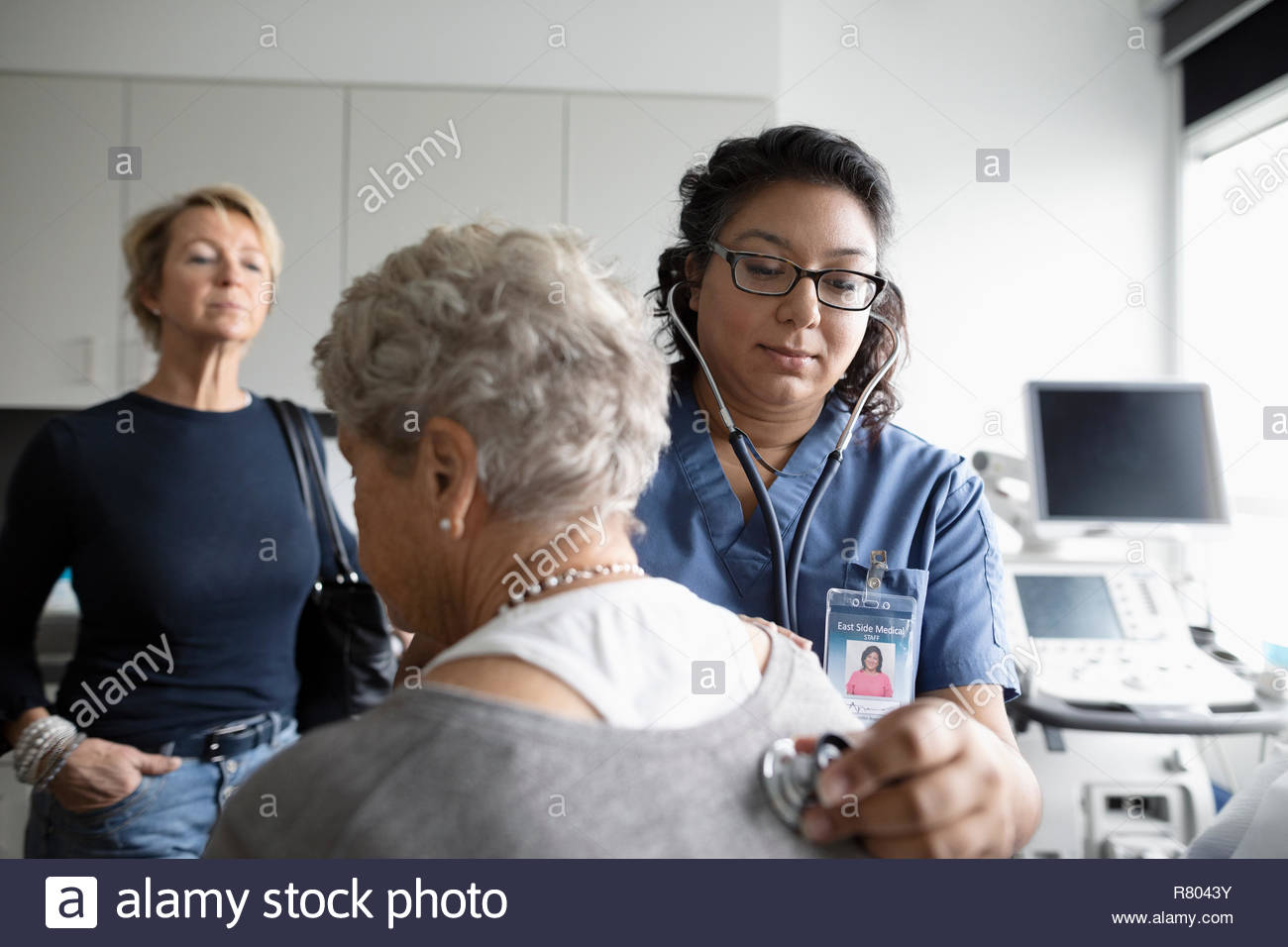 Nurse Using Stethoscope On Patient Stock Photos & Nurse Using ...