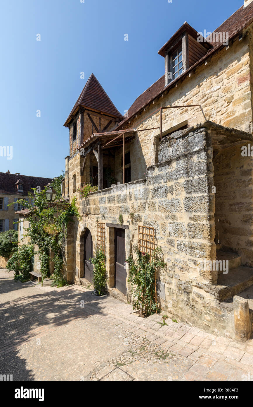 Sarlat, France - September 2, 2018: Historic houses along Montagne ...