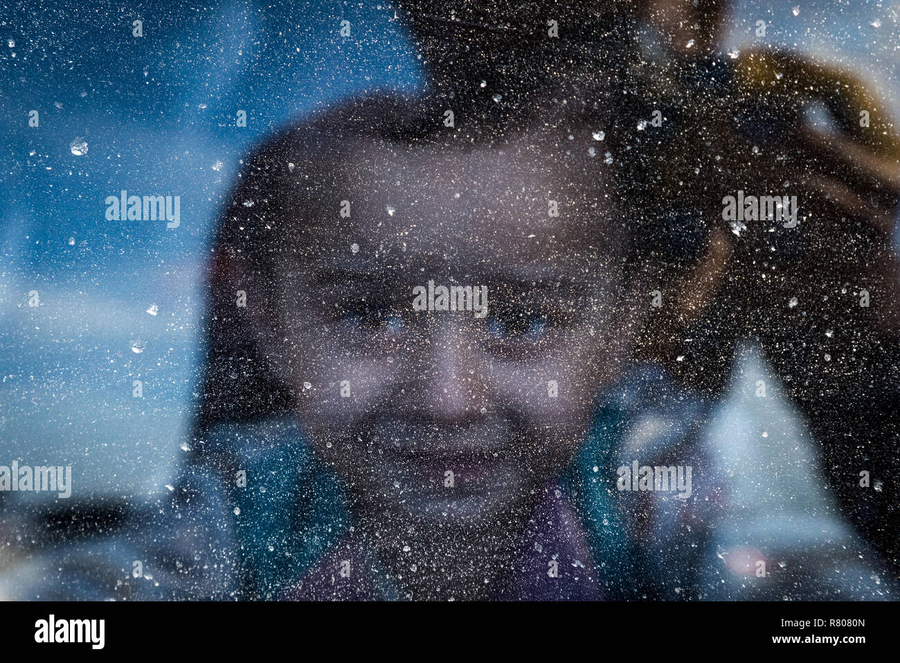 Kids looking through window hi-res stock photography and images - Alamy