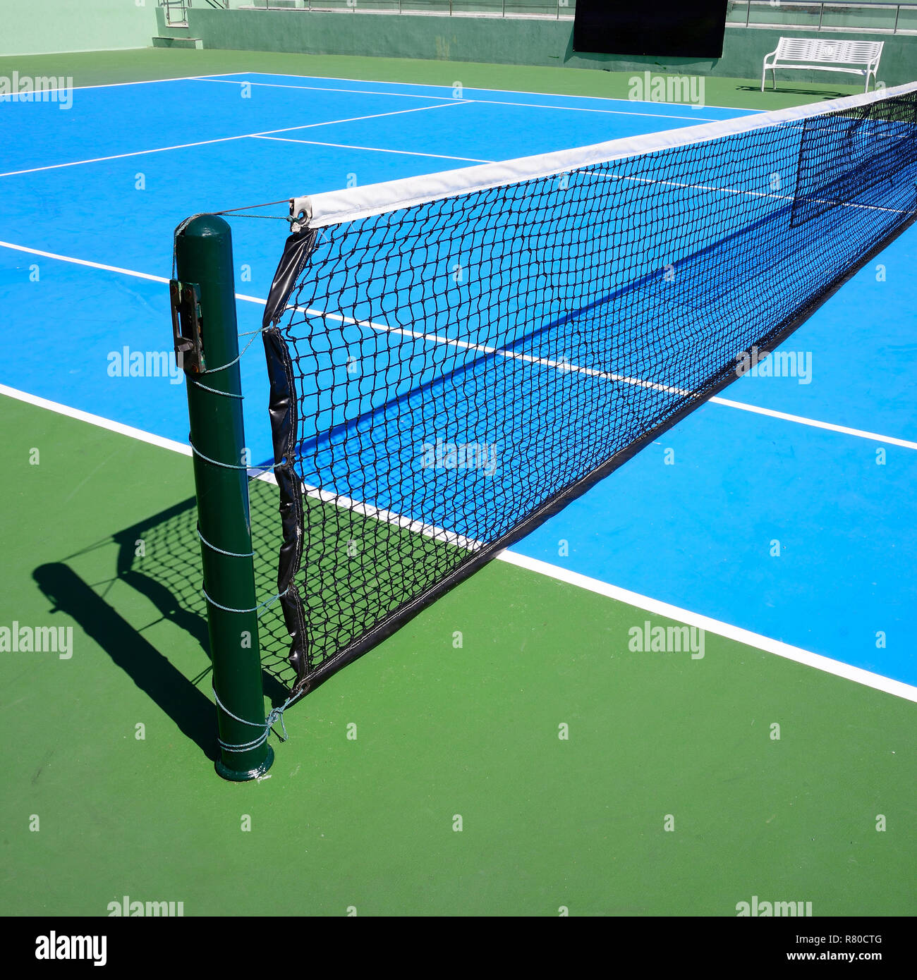 blue tennis court, tennis net Stock Photo - Alamy