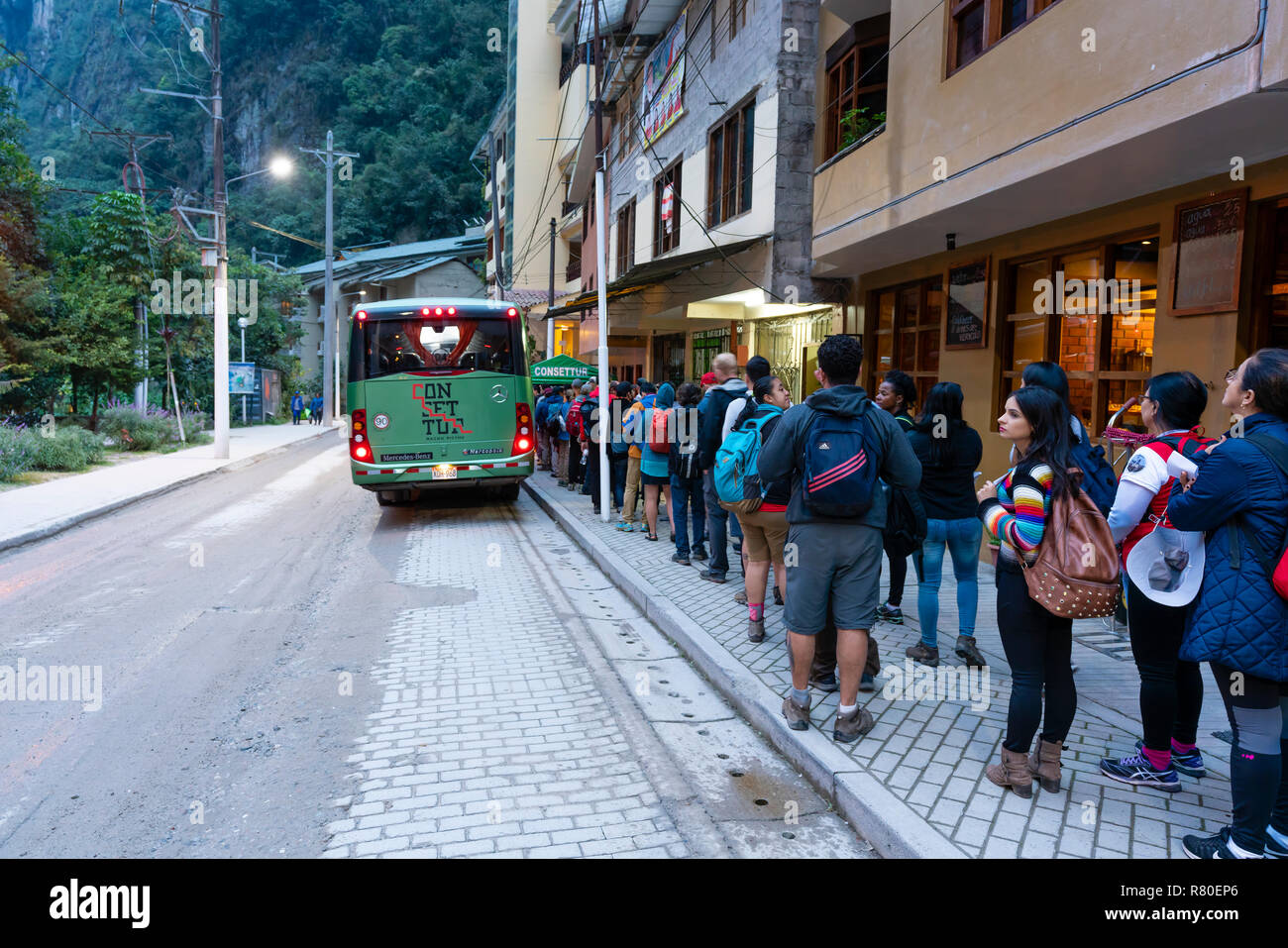 Bus stop queue hi-res stock photography and images - Alamy