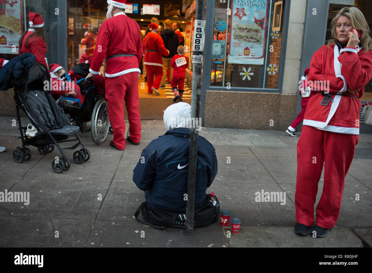 Homeless santa claus hi-res stock photography and images - Alamy