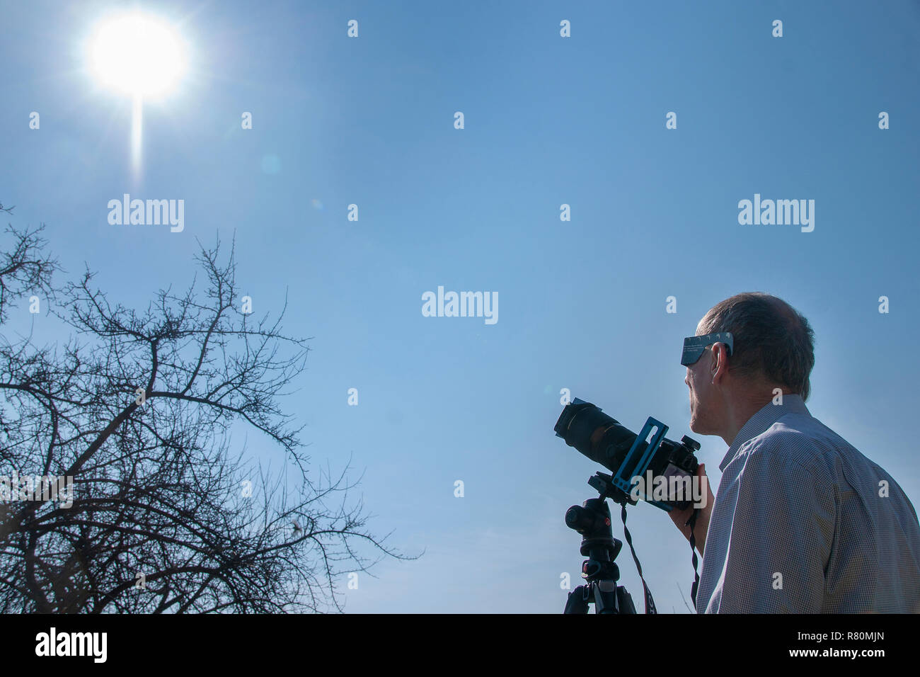 Solar eclipse glasses hi-res stock photography and images - Alamy