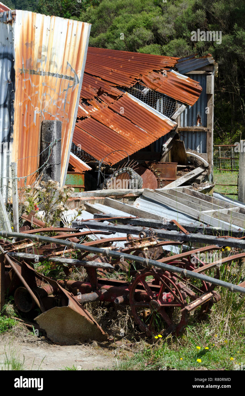 Derelict Barn, Mount Messenger, Taranaki, North Island, New Zealand ...