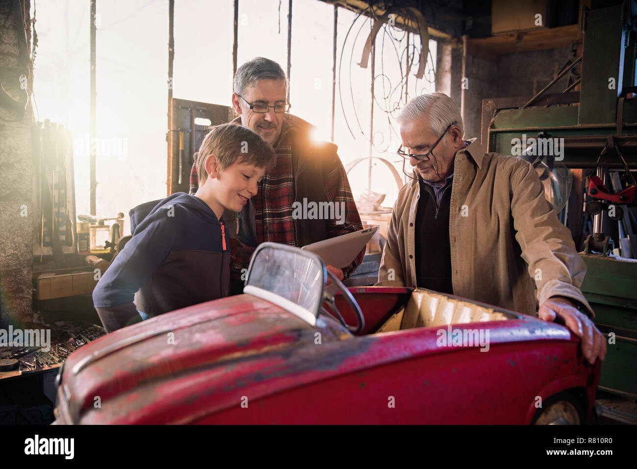 Group help diy hi-res stock photography and images - Alamy