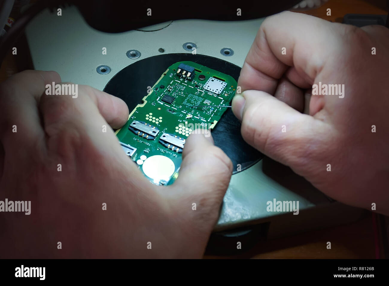 Mobile phone repair hi-res stock photography and images - Alamy