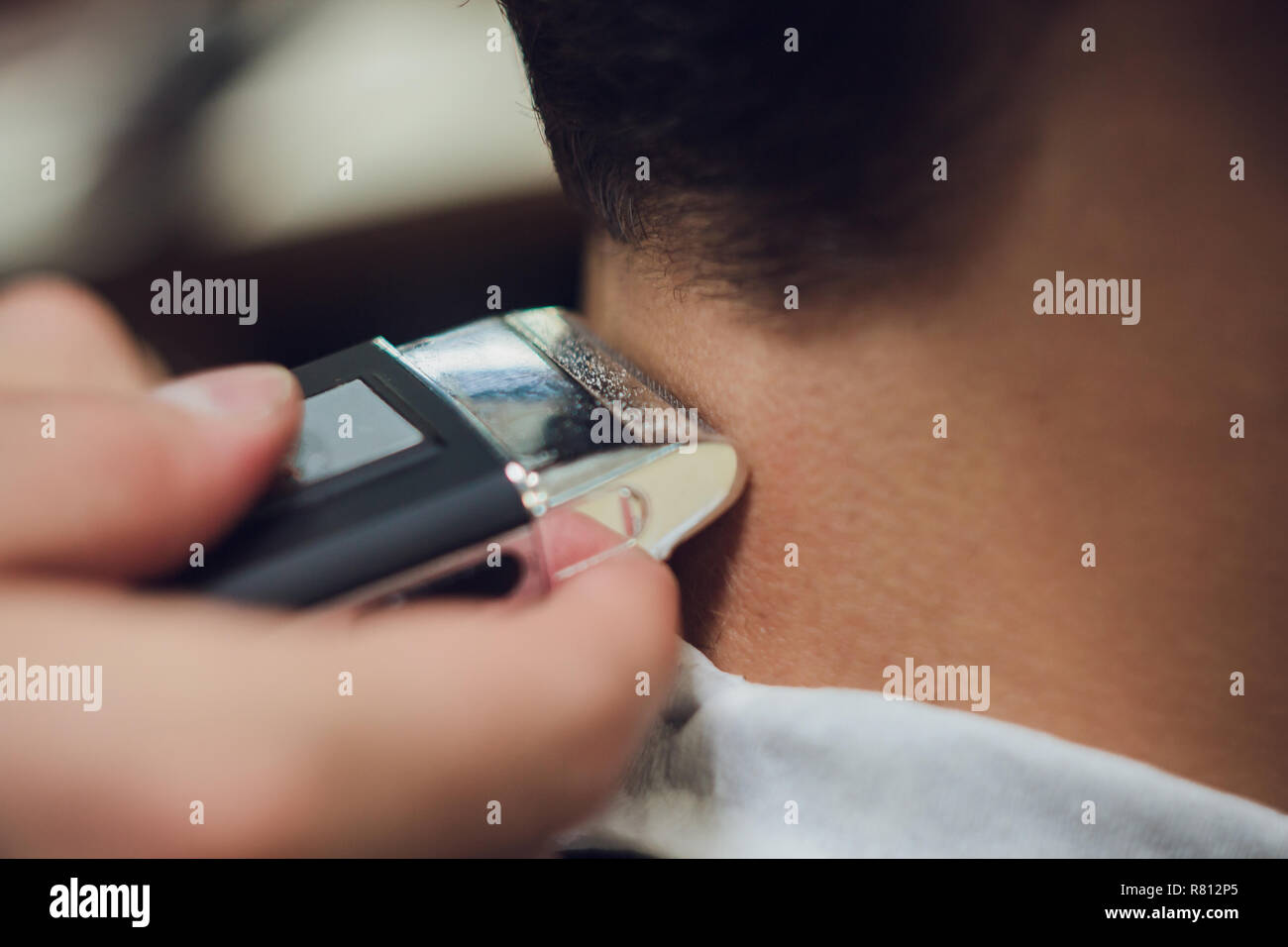 Electric hair trimmer. Barber's hands with holding razor Stock Photo ...