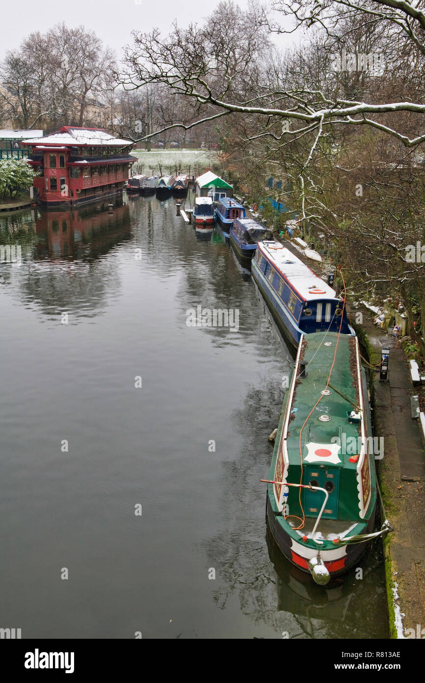 The floating Feng Shang Princess Restaurant in Regent's Canal, London ...