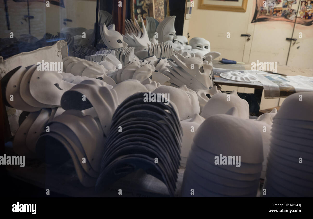 Drama symbol with white and black masks hi-res stock photography and ...