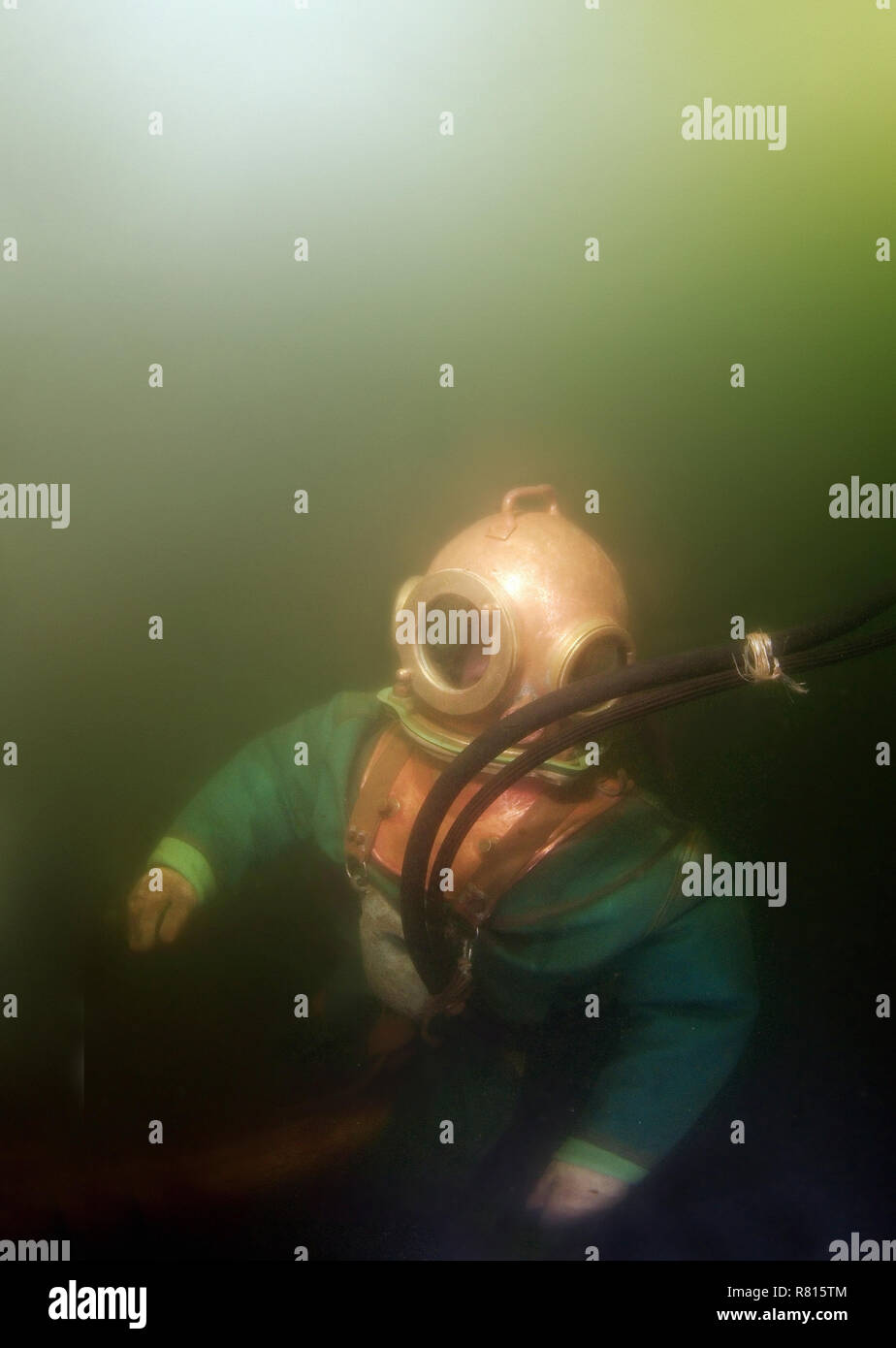 Professional diver at work underwater hi-res stock photography and ...