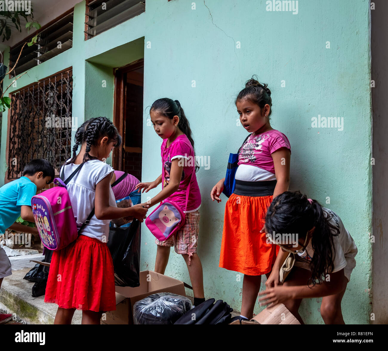 Kids helping others hi-res stock photography and images - Alamy