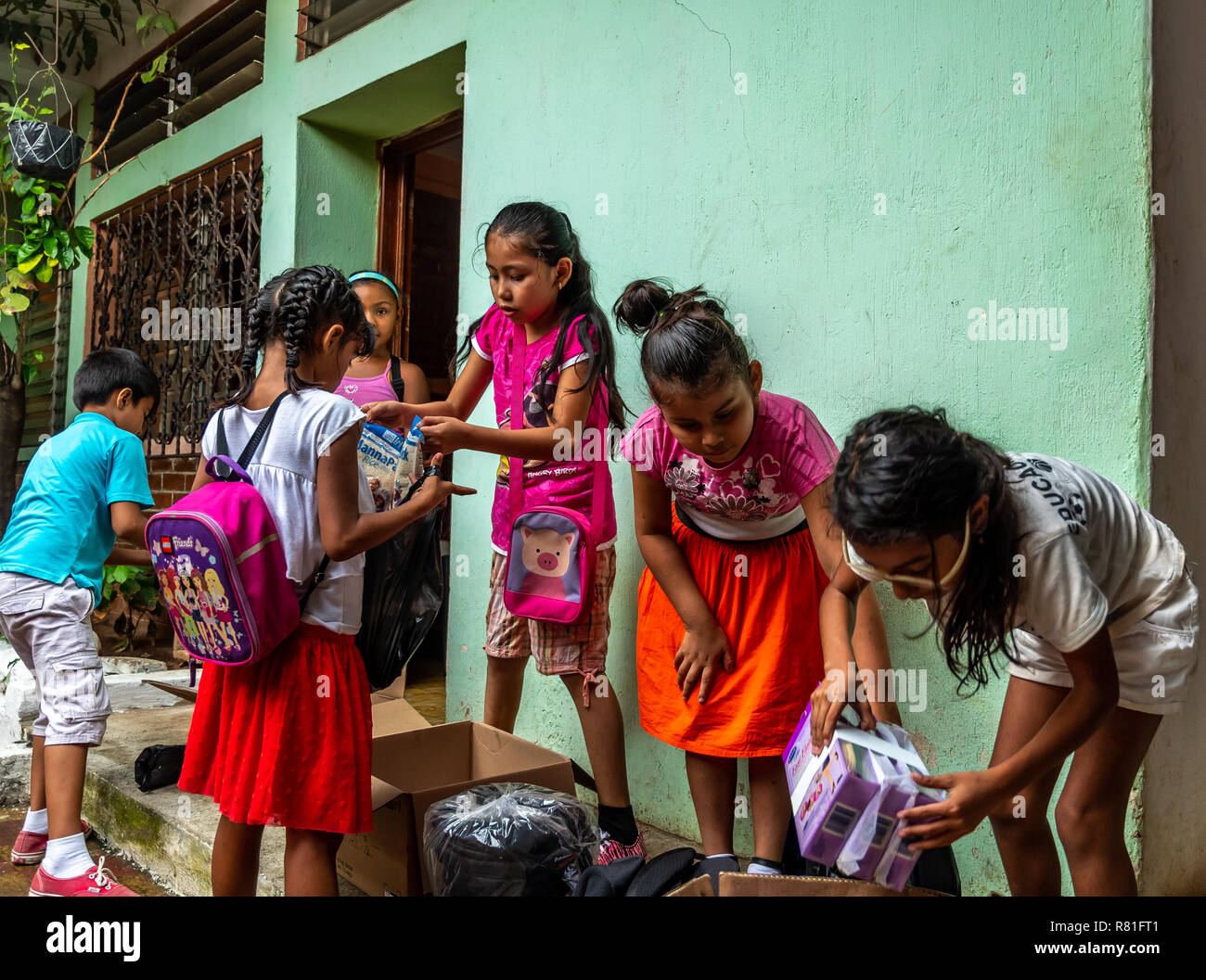 Kids helping others hi-res stock photography and images - Alamy