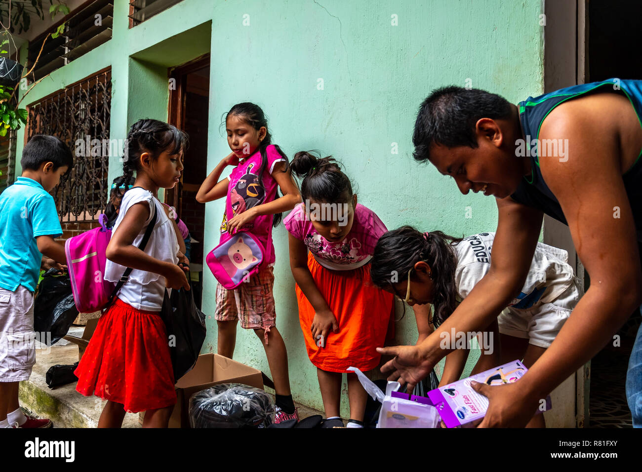 Kids helping others hi-res stock photography and images - Alamy