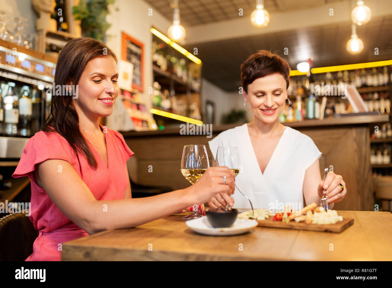 Eating at the bar hi-res stock photography and images - Alamy