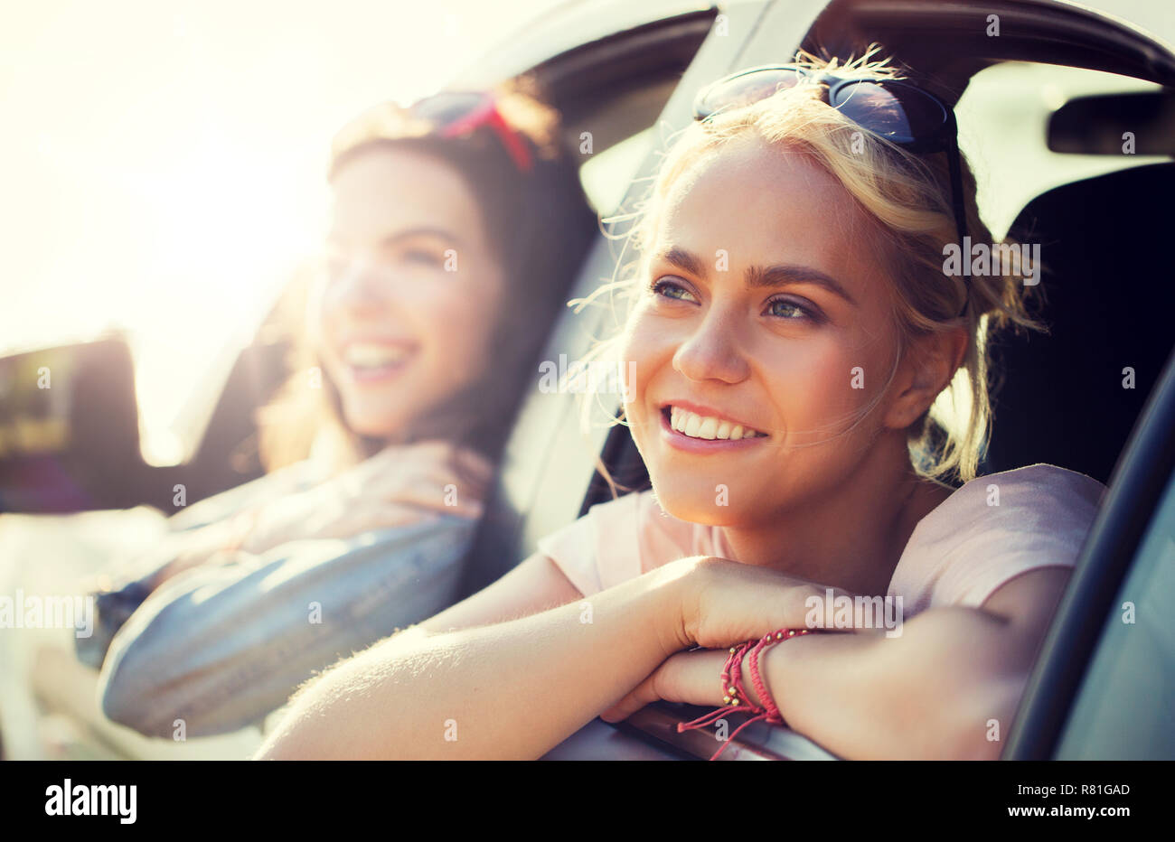 Friends inside car hi-res stock photography and images - Alamy