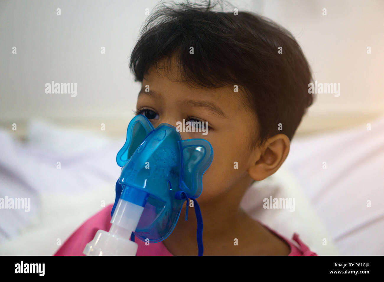 Baby oxygen mask hospital hi-res stock photography and images - Alamy