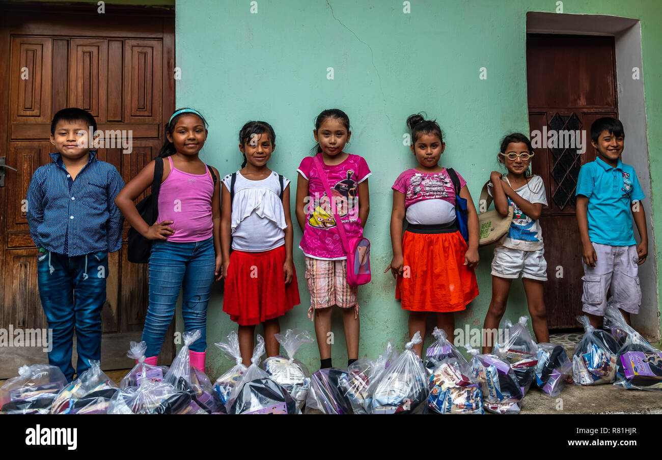 Guatemalan kids helping prepare food for the poor Stock Photo - Alamy