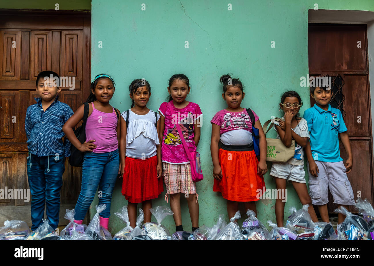Guatemalan kids helping prepare food for the poor Stock Photo - Alamy
