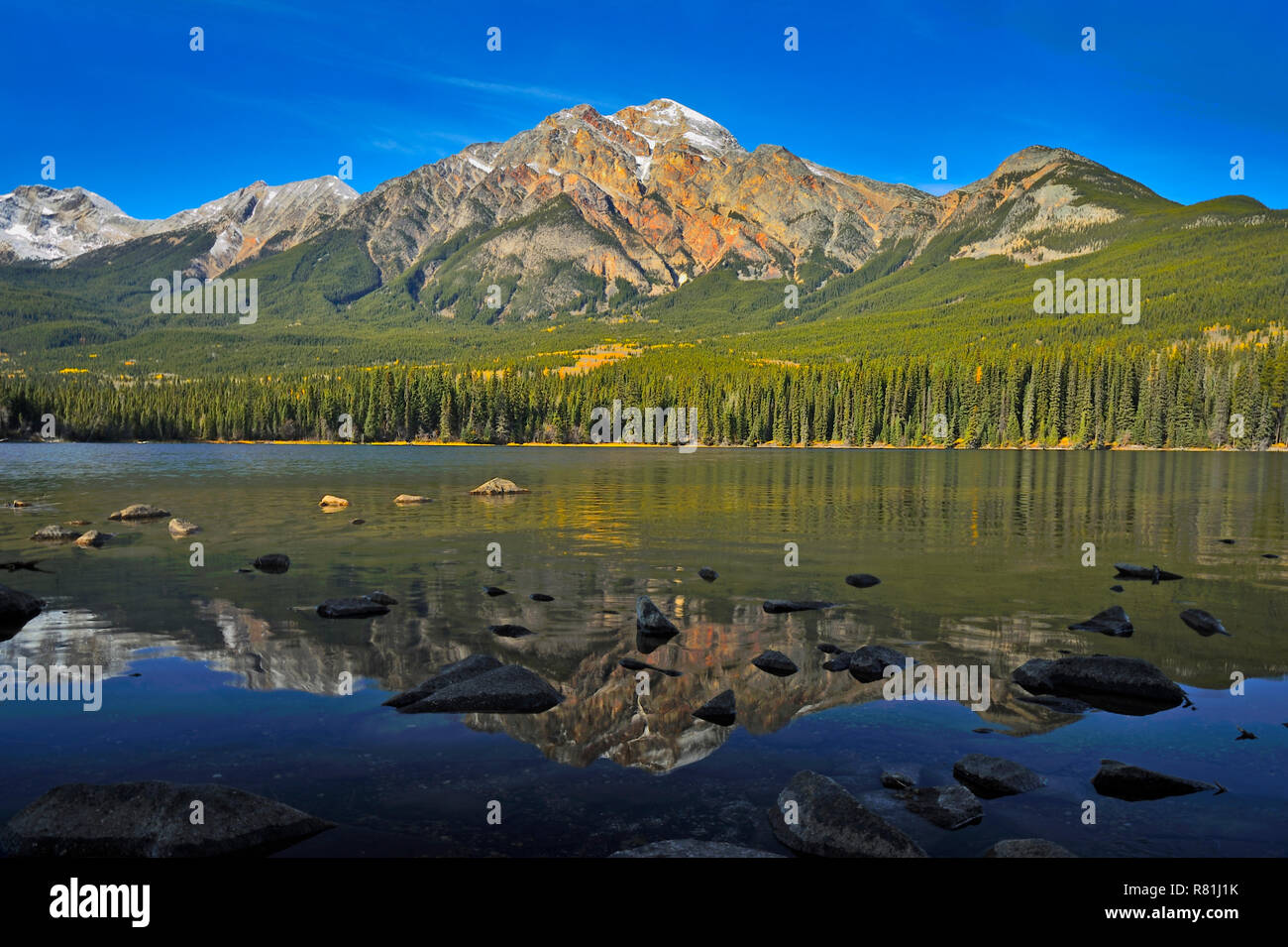 Pyramid snow capped mountains hi-res stock photography and images - Alamy
