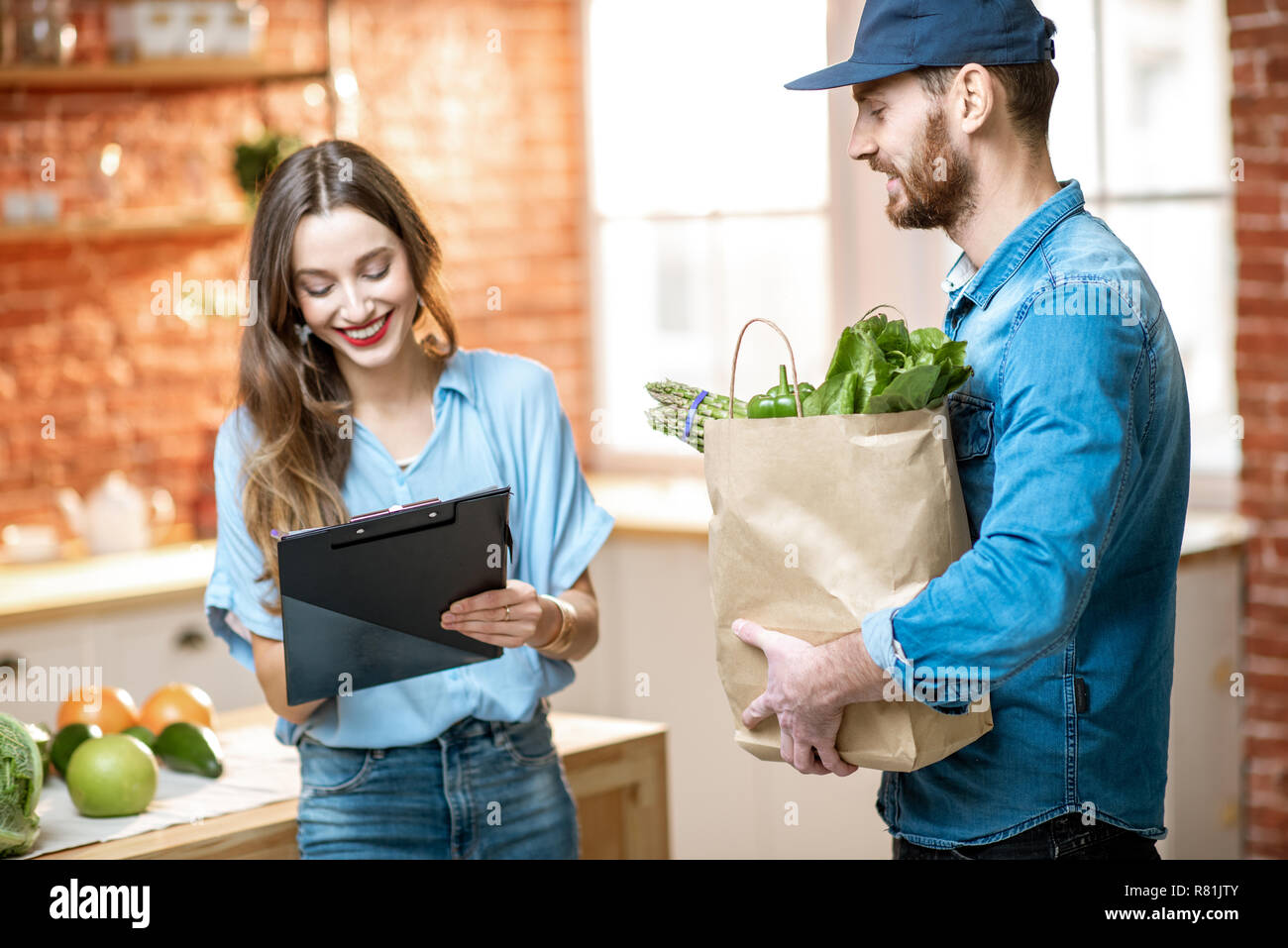 Grocery delivery home hi-res stock photography and images - Alamy