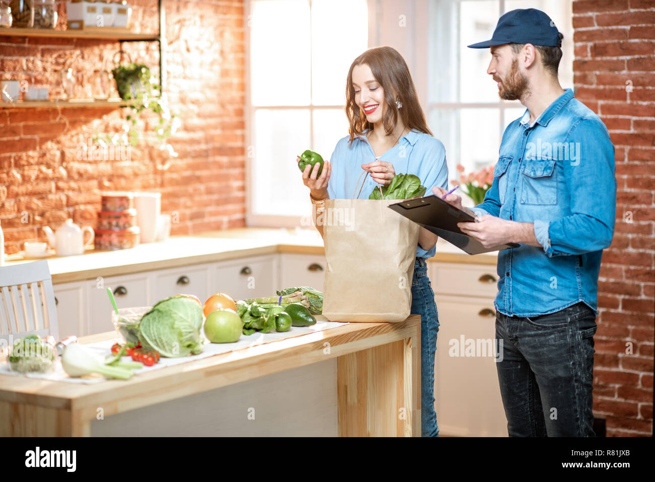 Grocery delivery home hi-res stock photography and images - Alamy