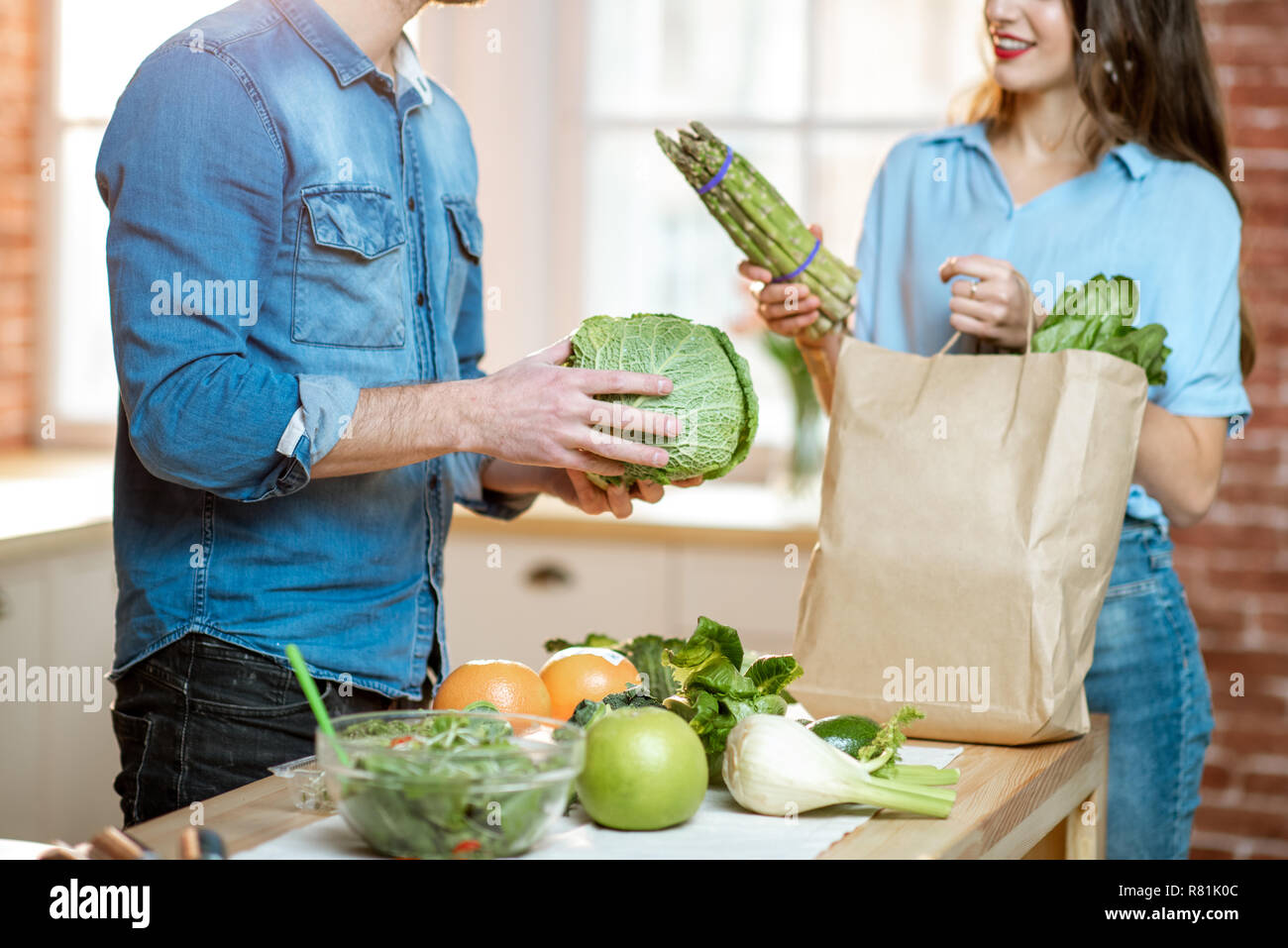 Family shopping food table hi-res stock photography and images - Alamy