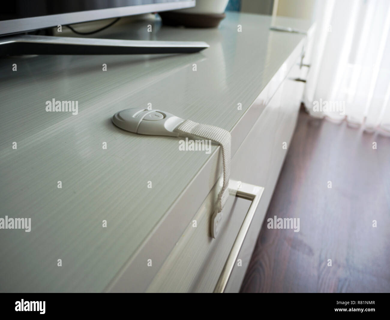 Safety latch cupboard hi-res stock photography and images - Alamy