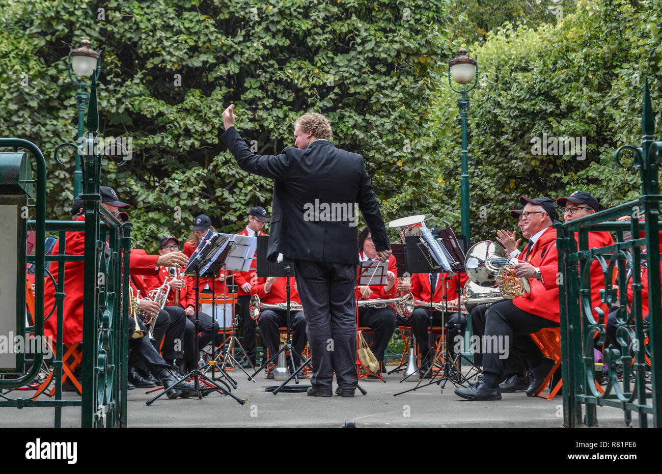 Paris symphony orchestra conductor hi-res stock photography and images ...