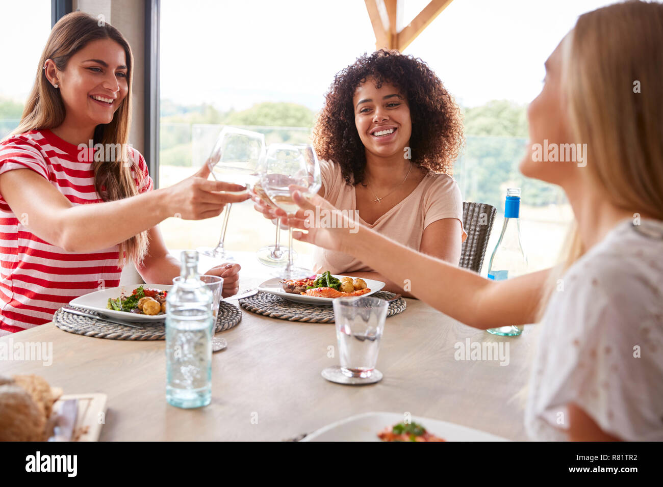 Three women sitting dining table hi-res stock photography and images ...