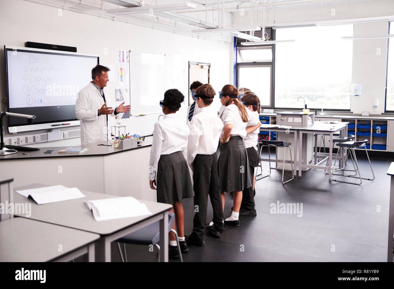 High school students wearing uniforms hi-res stock photography and ...
