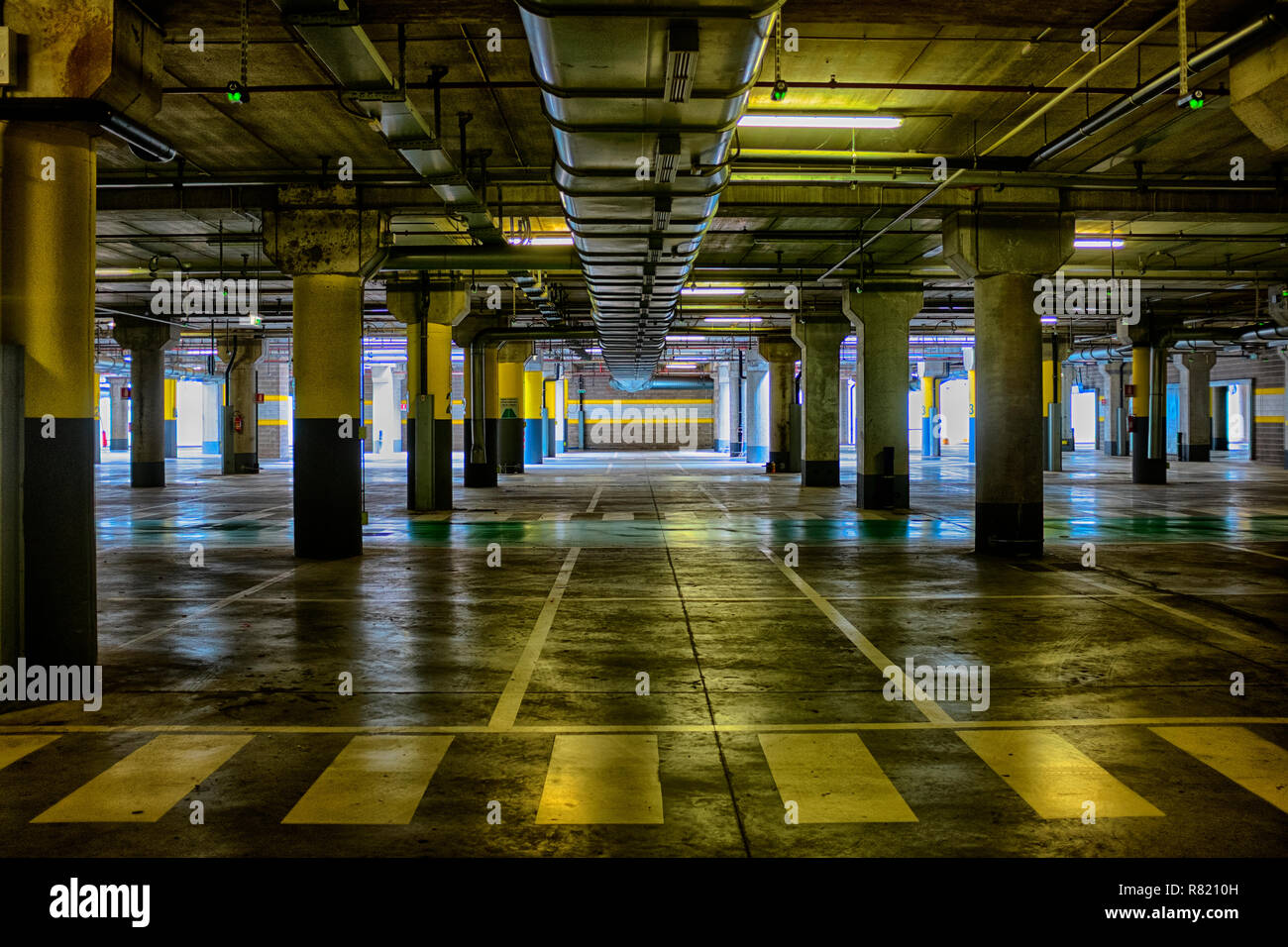 Empty parking lot building hi-res stock photography and images - Alamy
