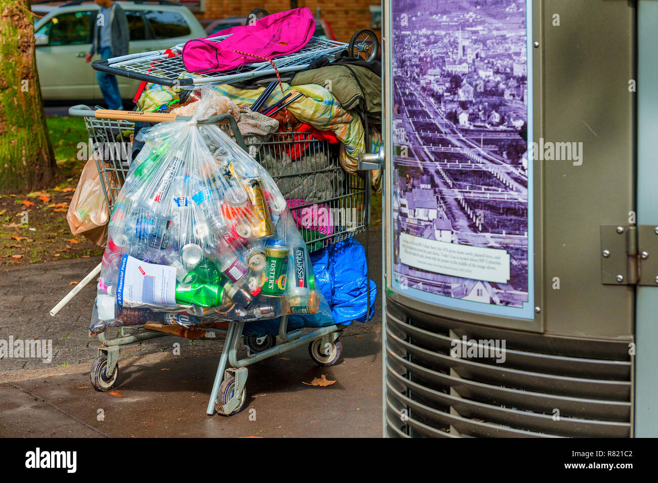Homeless shopping cart hi-res stock photography and images - Alamy