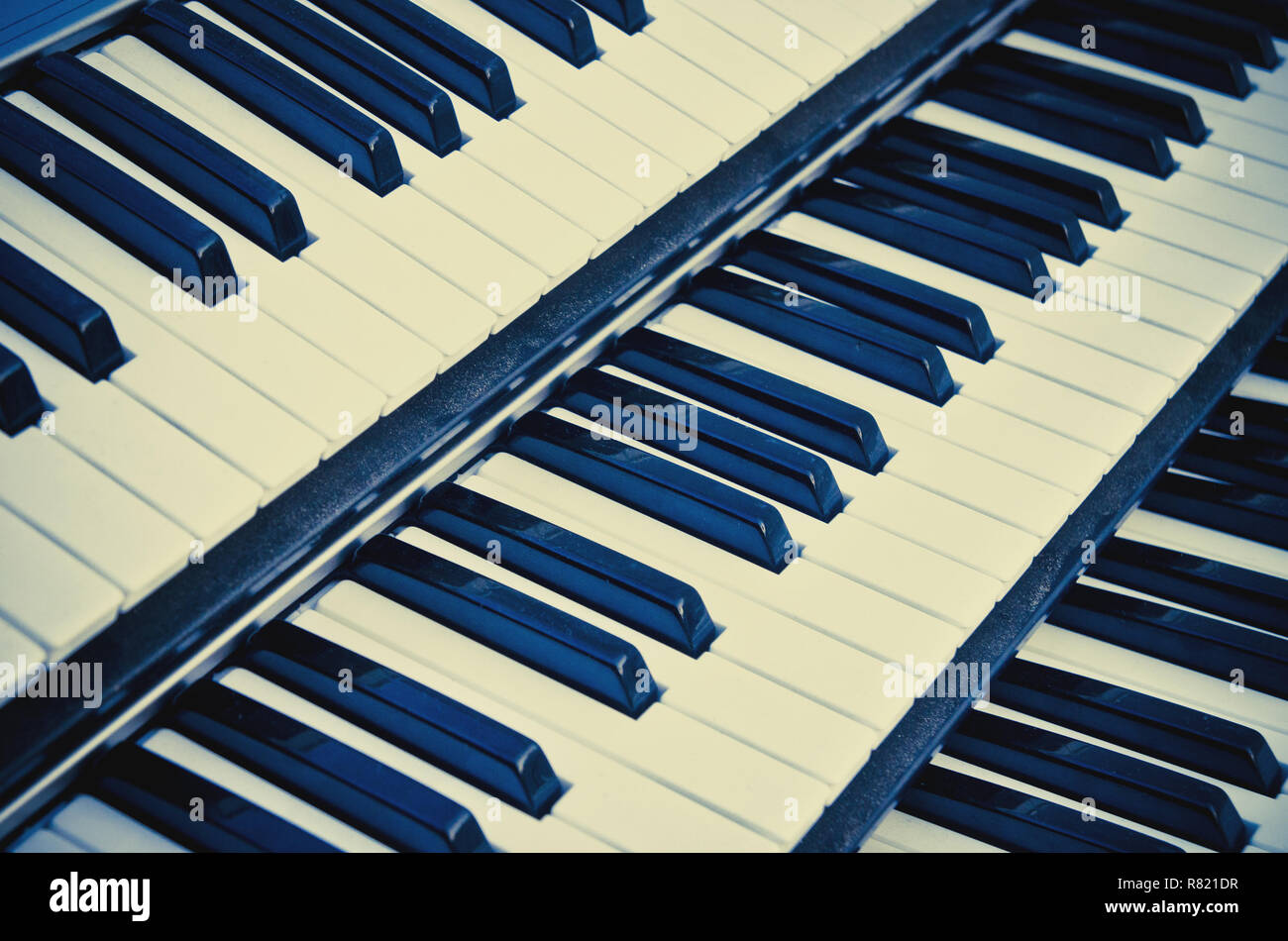 Synthesizer keyboard hi-res stock photography and images - Alamy