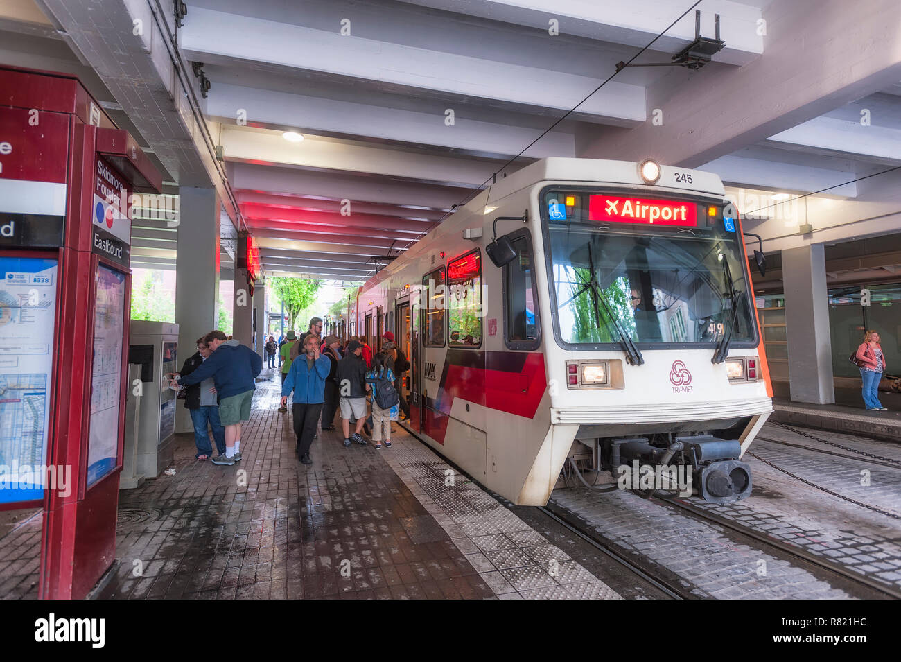 Trimet max train hi-res stock photography and images - Alamy