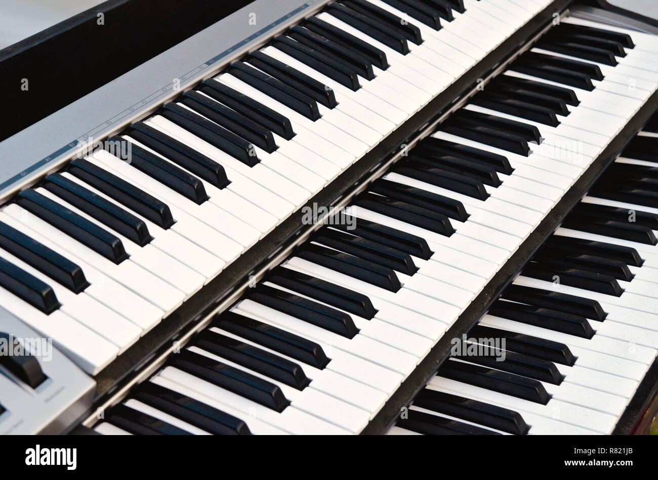 Synthesizer instrument hi-res stock photography and images - Alamy