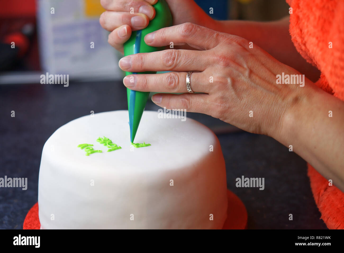 Decorating cake piping hi-res stock photography and images - Alamy