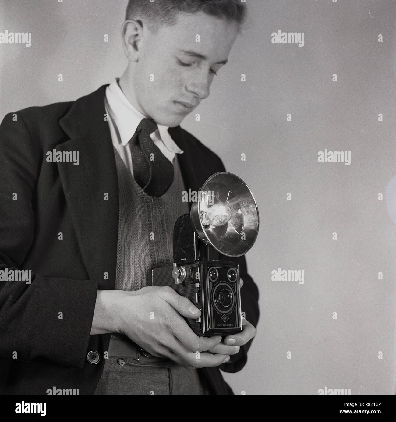 1950s man using a camera hi-res stock photography and images - Alamy