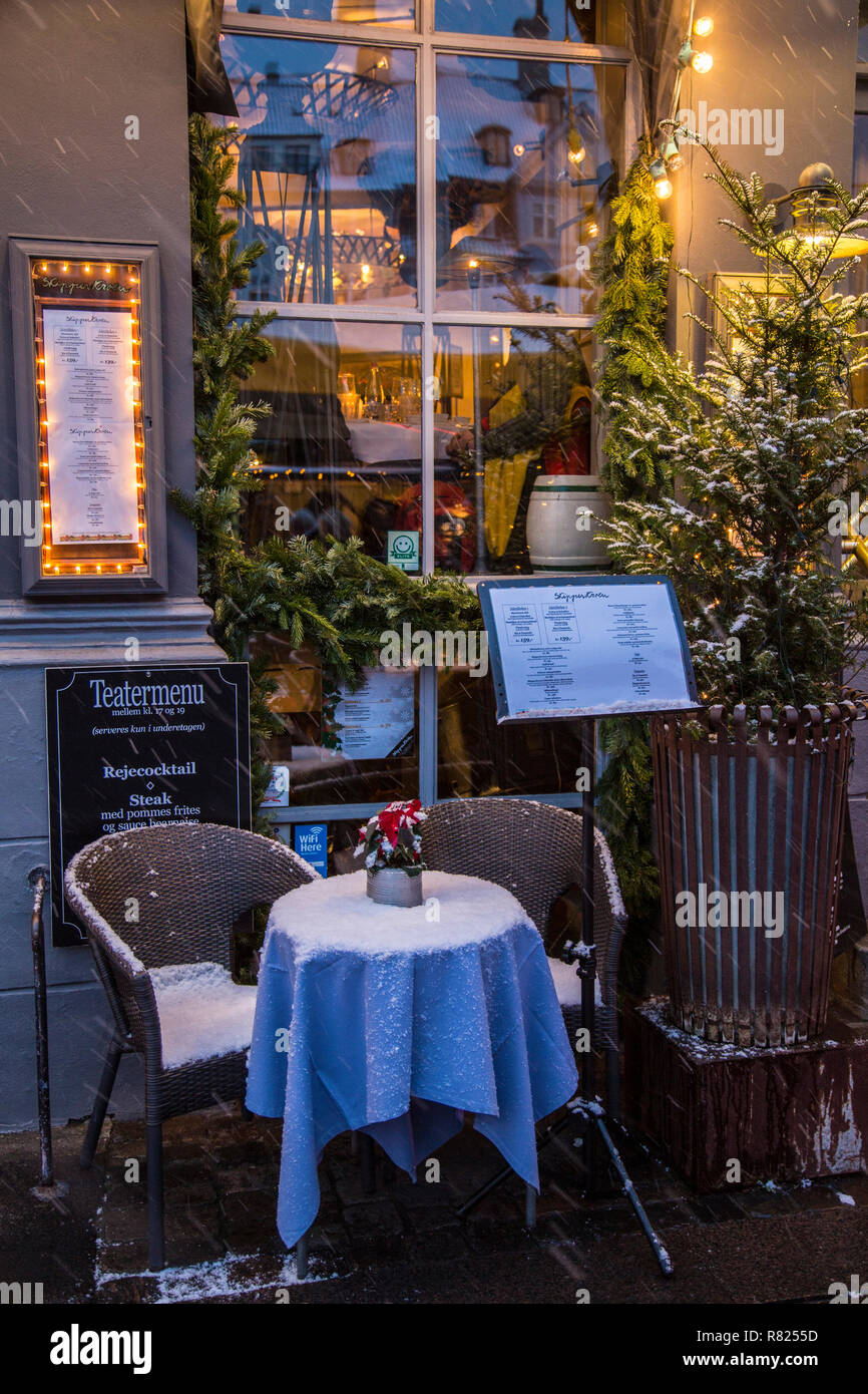 Snow-covered chairs in front of a restaurant in Nyhavn, Altstadt ...