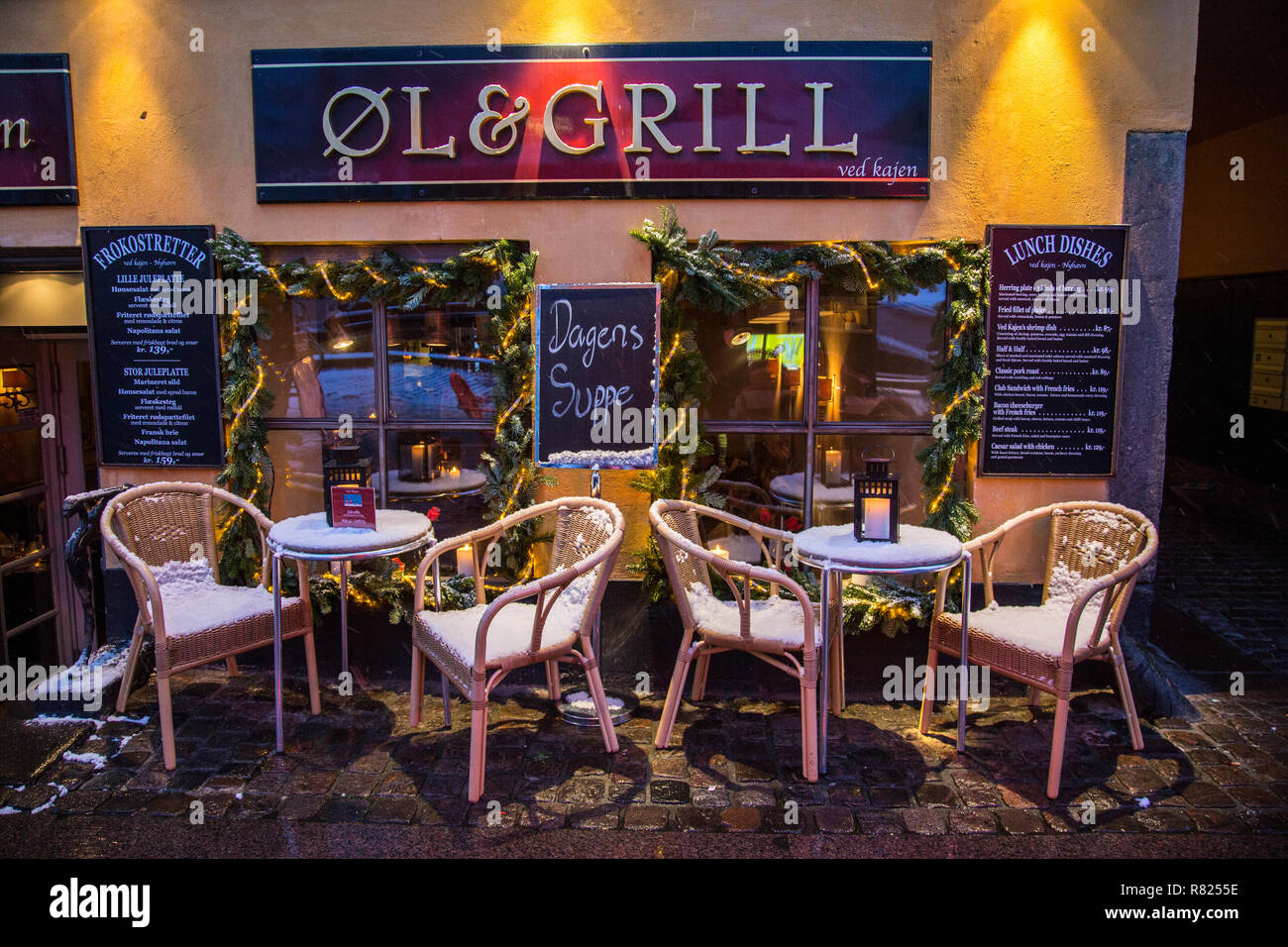 Snow-covered chairs in front of a restaurant in Nyhavn, Altstadt ...