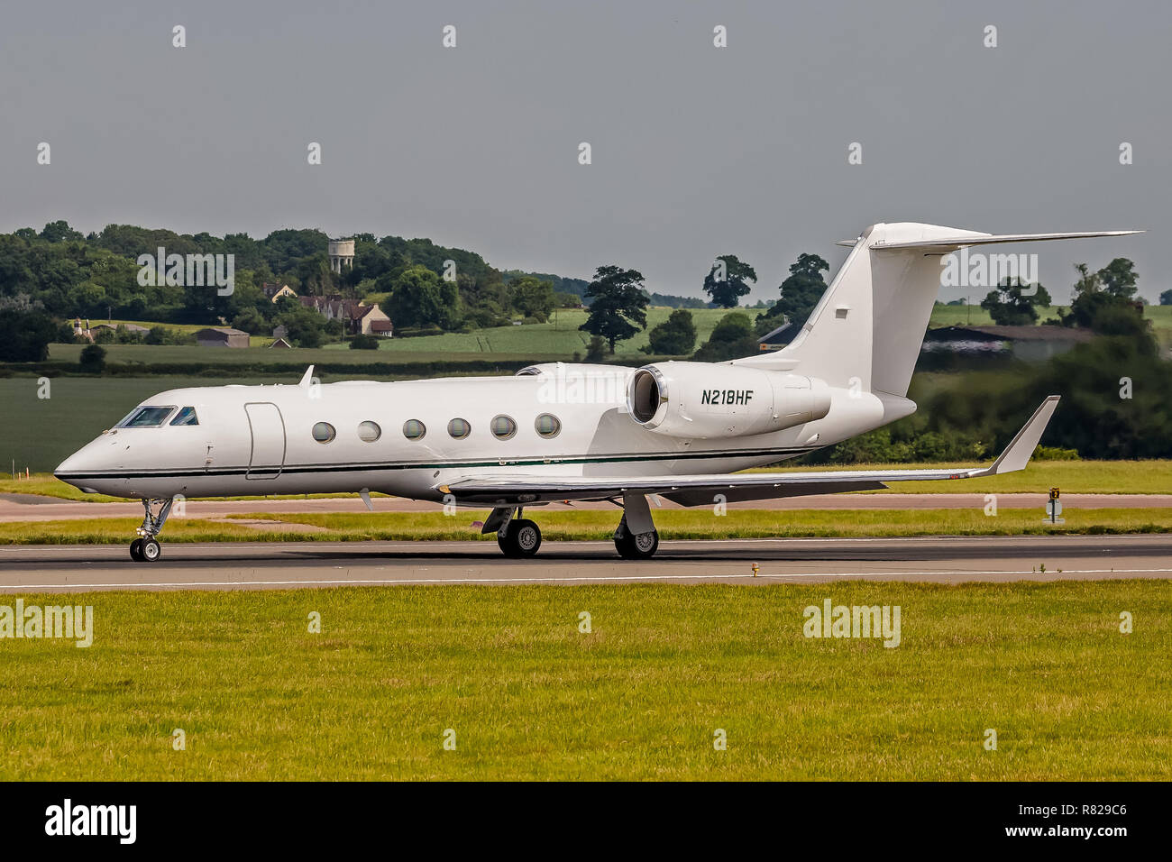 A Gulfstream Aerospace Gulfstream 4 (G450) executive business jet ...