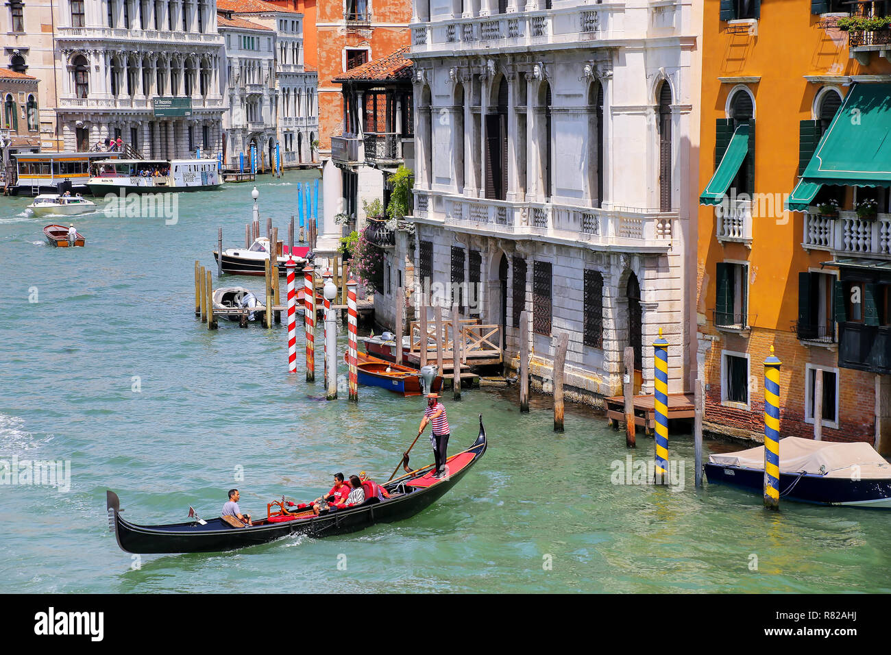Gondolier row his gondola hi-res stock photography and images - Alamy