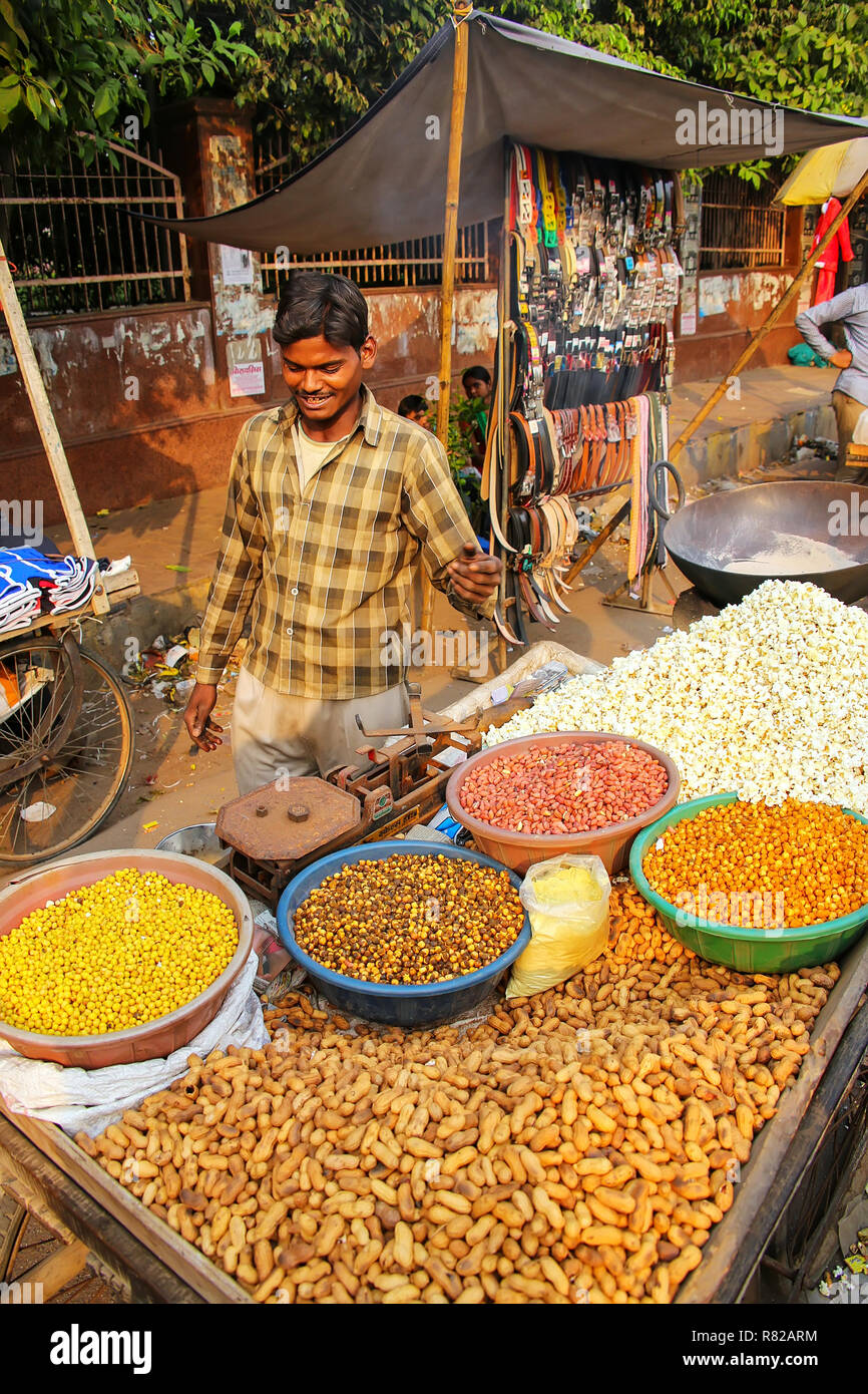 Vendor popcorn hi-res stock photography and images - Alamy