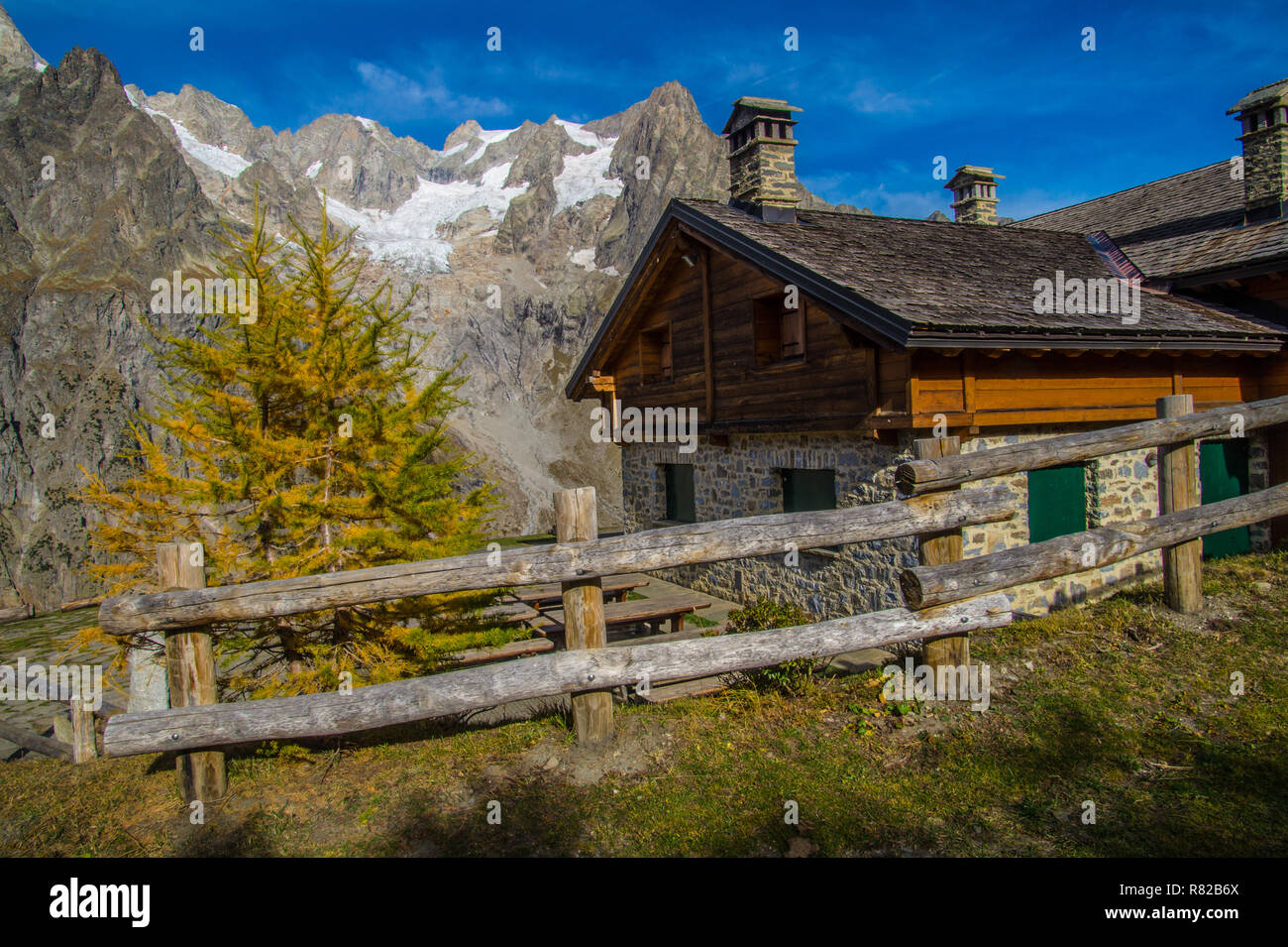 Bonatti refuge hi-res stock photography and images - Alamy