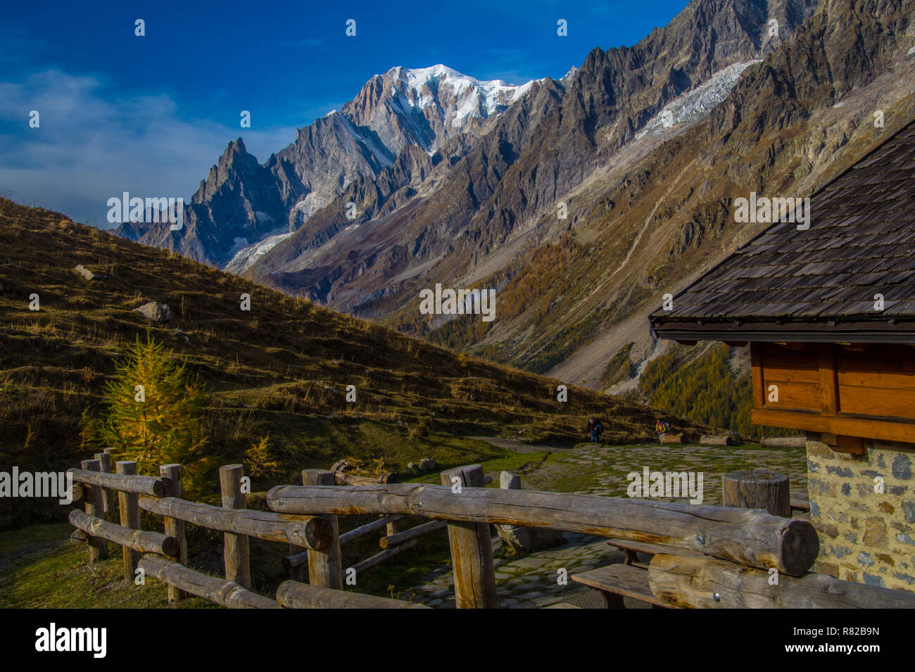 Bonatti refuge hi-res stock photography and images - Alamy
