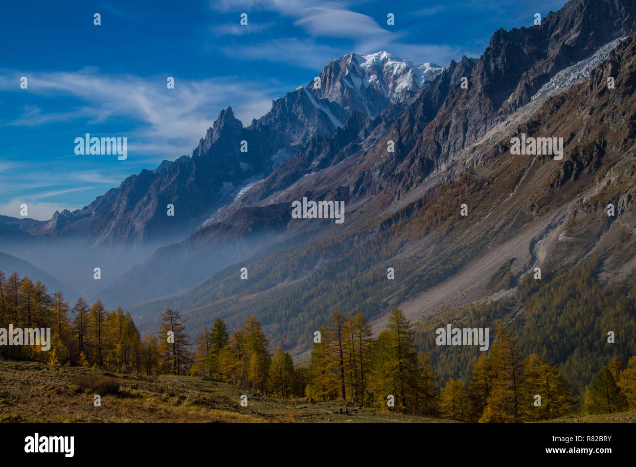 Refuge bonatti hi-res stock photography and images - Alamy