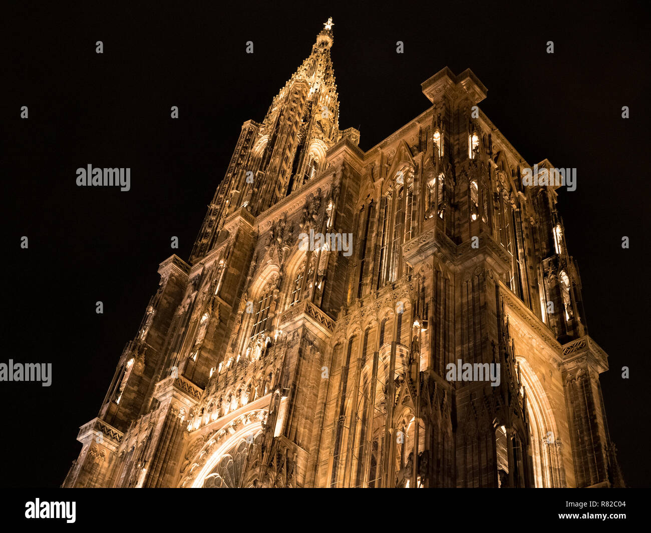 Night view of giant cathedral Notre-Dame in town center of Strasbourg ...