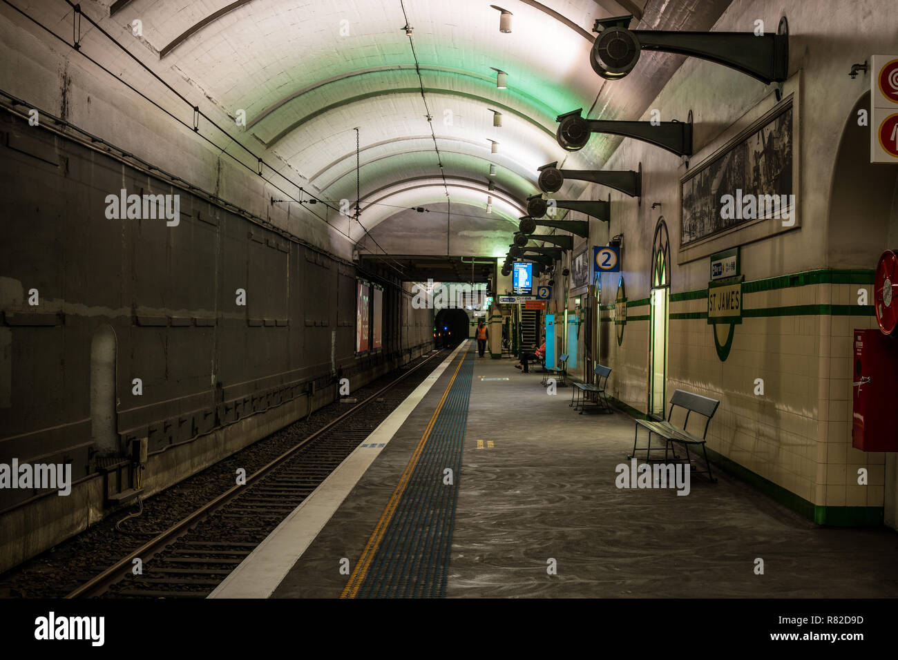 Subway station platform in Sydney Stock Photo - Alamy