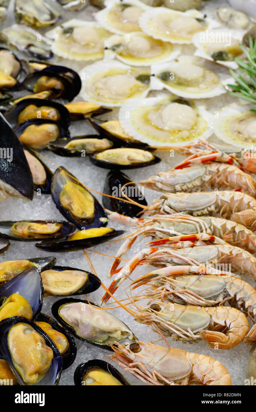 Seafood on ice at the fish market Stock Photo - Alamy
